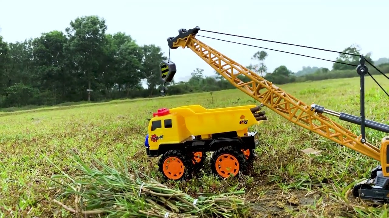 JCB Loading wood | construction cranes | Tata Truck - YouTube