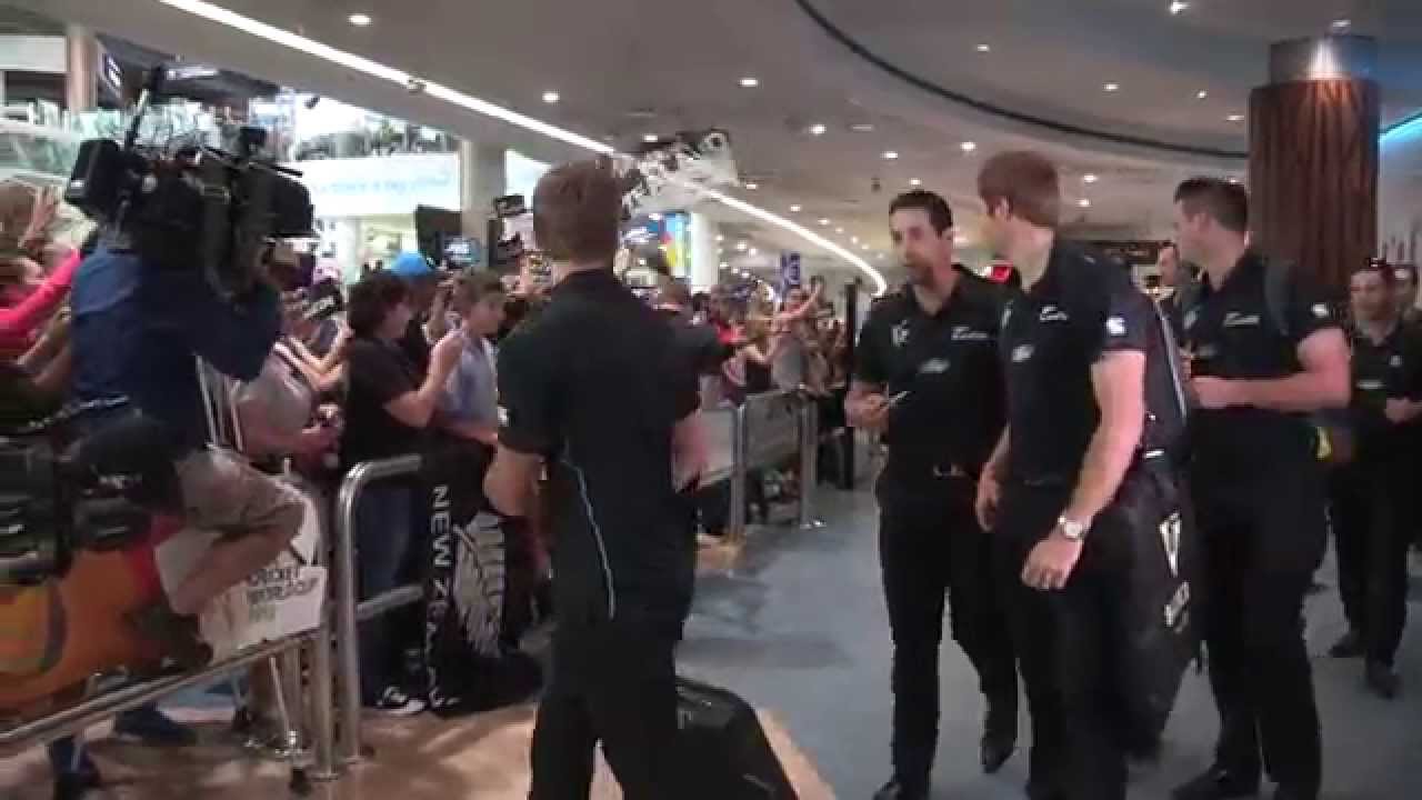 Fans welcome Black Caps at Auckland Airport - YouTube