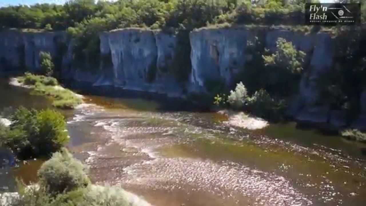 France - Ardèche, la rivière Chassezac entre vignes et falaises ...