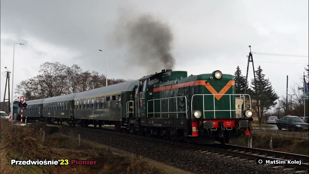 SU42-536 z pociągiem Pionier oraz SM42-1219 6Dg czyli pierwszy pociąg osobowy na LK35 - YouTube