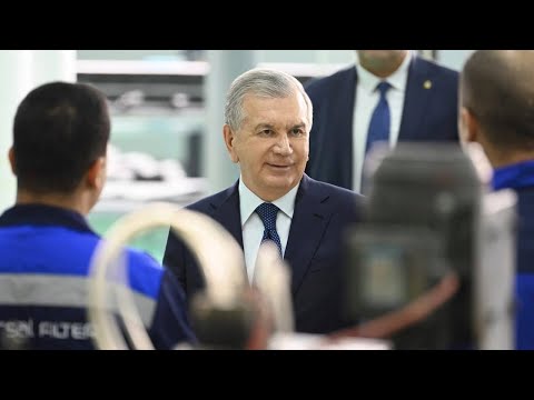 Президент Шавкат Мирзиёев начал поездку в Навоийскую область