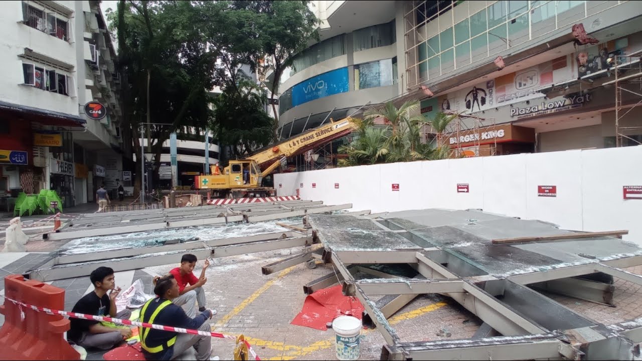 Low Yat Mall Driveway Awning that Almost Collapsed - YouTube
