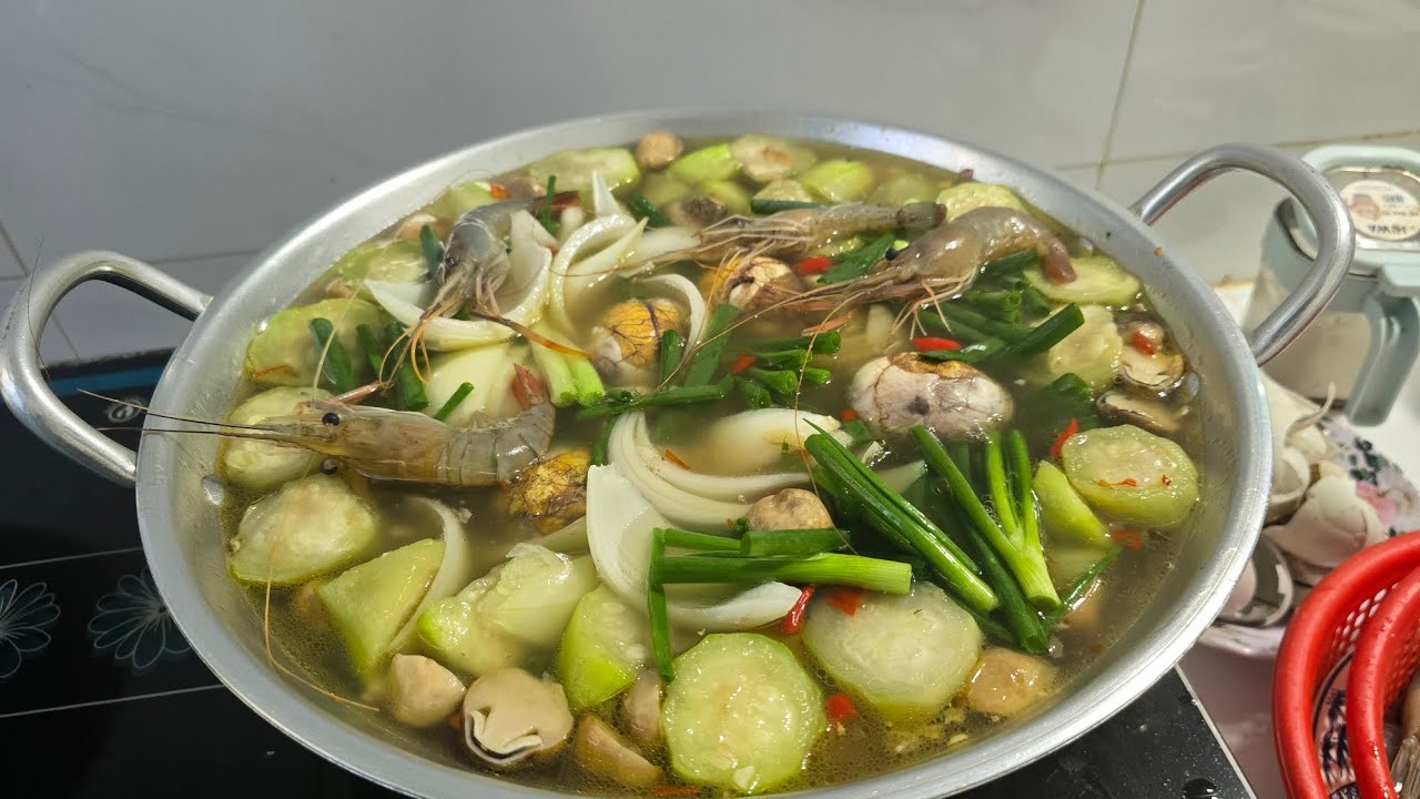 hột vịt lộn tôm sông làm lẩu mướp rất ngọt rất ngon - YouTube