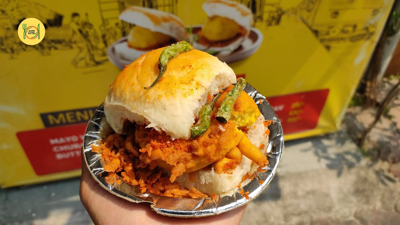 Aamchi Mumbai Ka Special Chura Vada Pav | Sirf ₹30 me | Indore Street ...