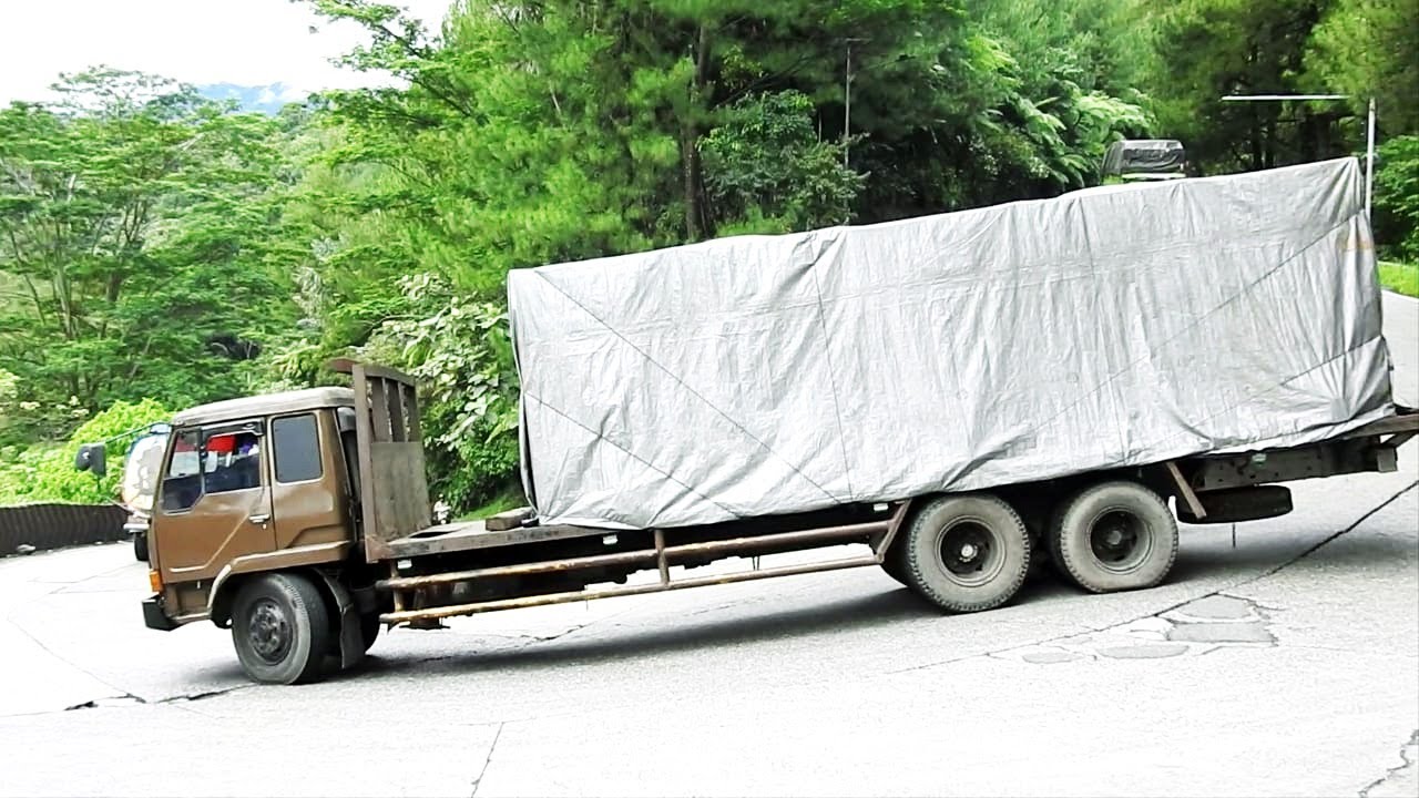 Amazing Truck Mitshubishi Fuso with heavy loads on the sitinjau lauik ...