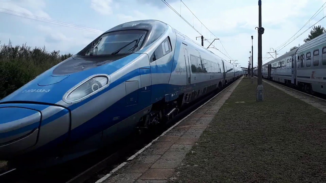 Pociąg EIP 3800 (Kraków Gł. - Kołobrzeg) przejeżdża przez stację ...