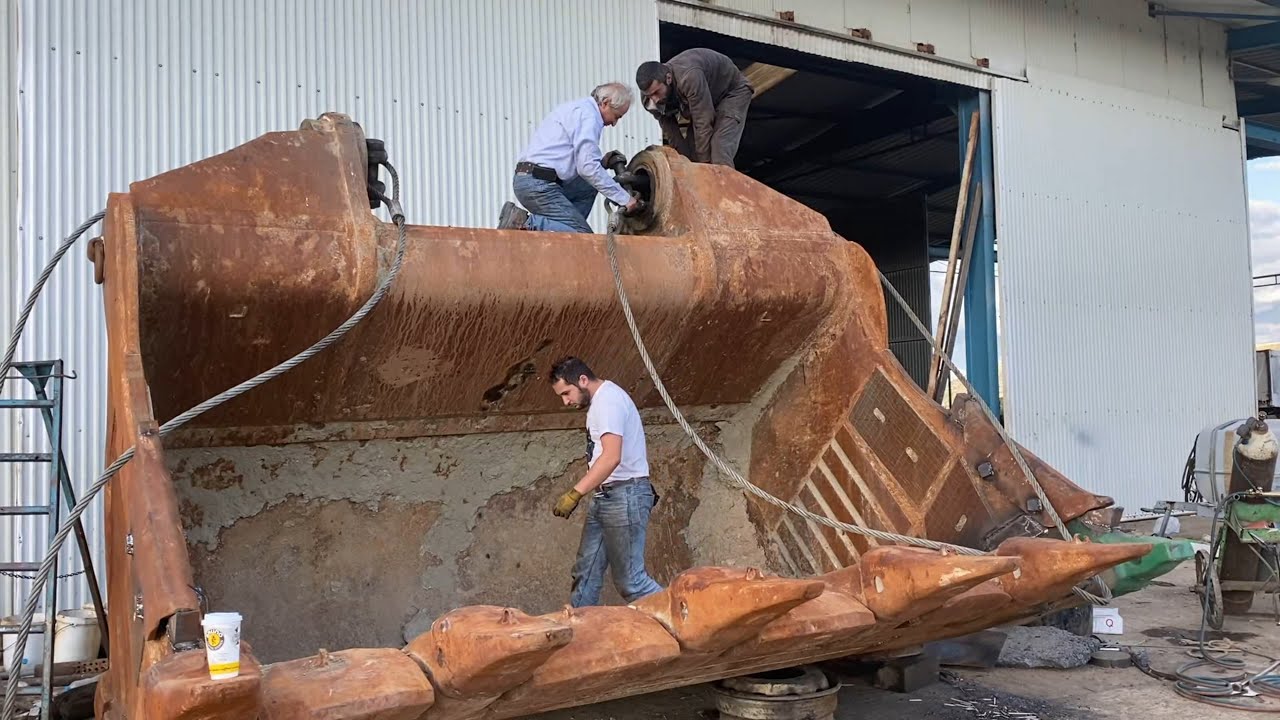 Loading The Huge 22m3 Bucket Of Caterpillar 6040 Mining Excavator ...