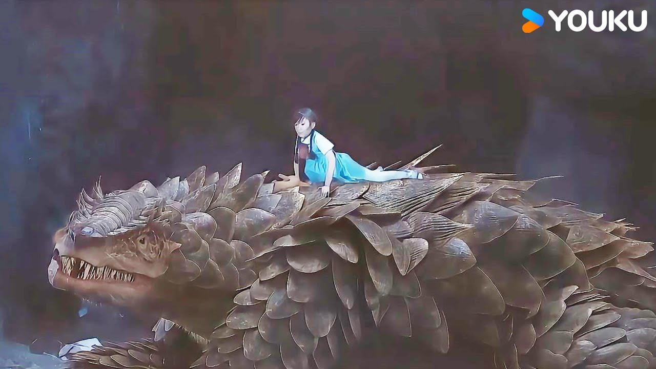 The little girl can sleep on the back of a pangolin! | The Monster Is ...