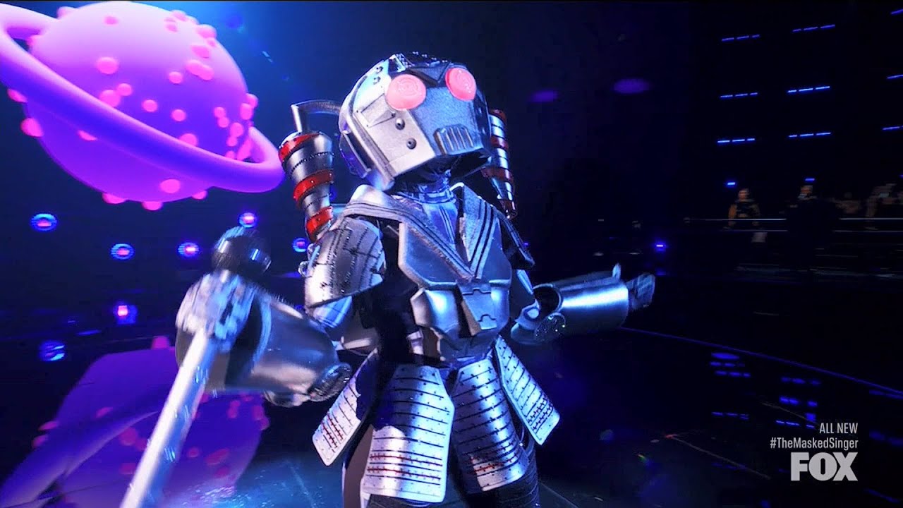 The Masked Singer 8 - Robo Girl sings Queen's Bohemian Rhapsody - YouTube