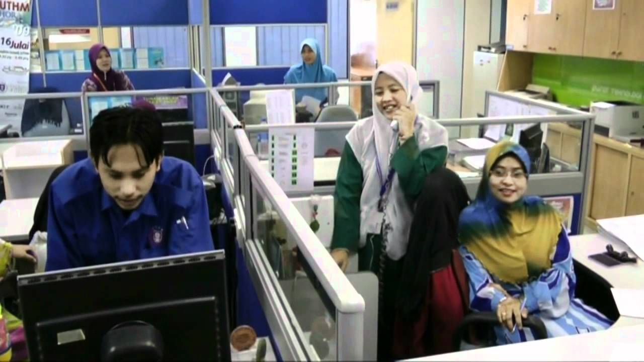 Official Video Hari Raya Aidilfitri 2011 PTM UTHM [HD] - YouTube