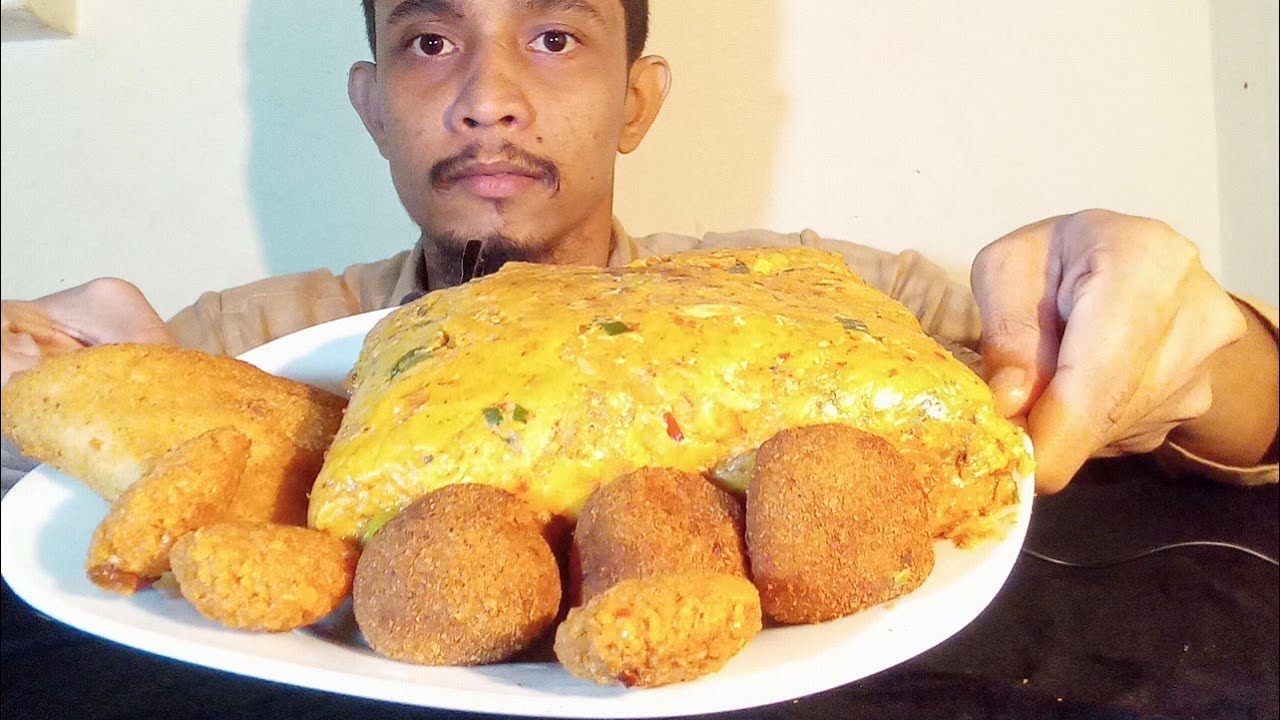 Dolphin kottu eating show Srilanka - YouTube