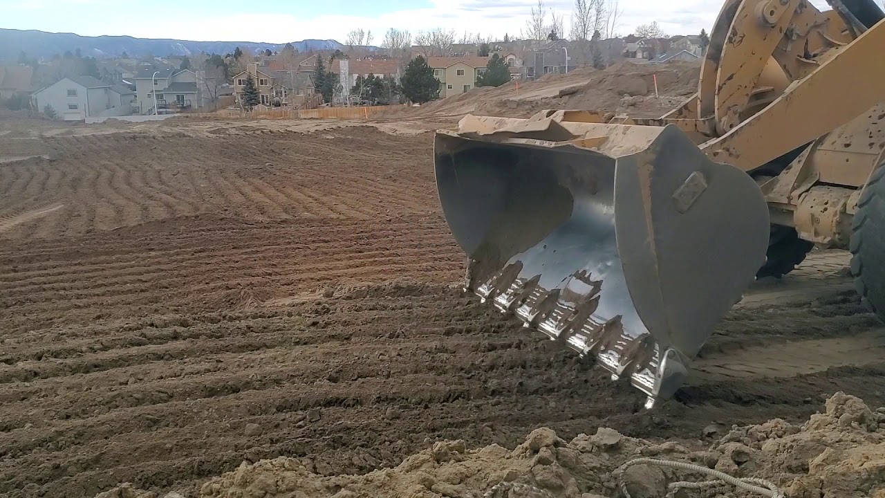 Front Loader Moving Dirt - YouTube