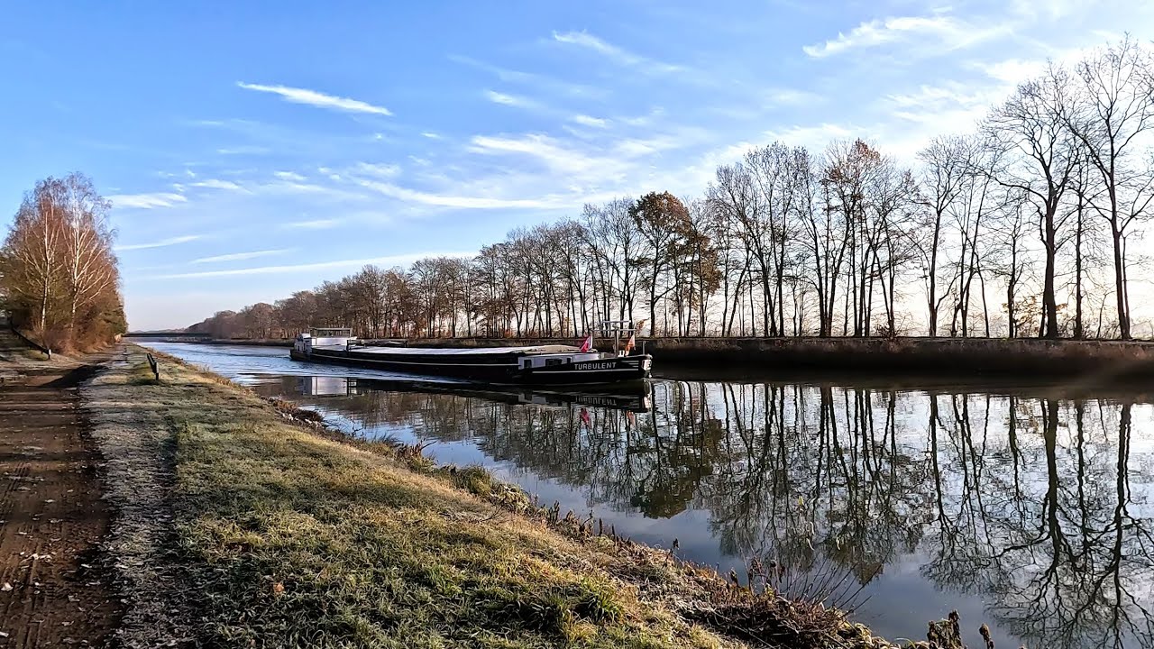 Frost, cold and barges on the Mittelland Canal - YouTube
