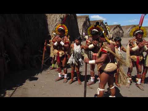 Ritual tradicional DEROHi dos Enawene Nawe  cantando junto com mulhares moça