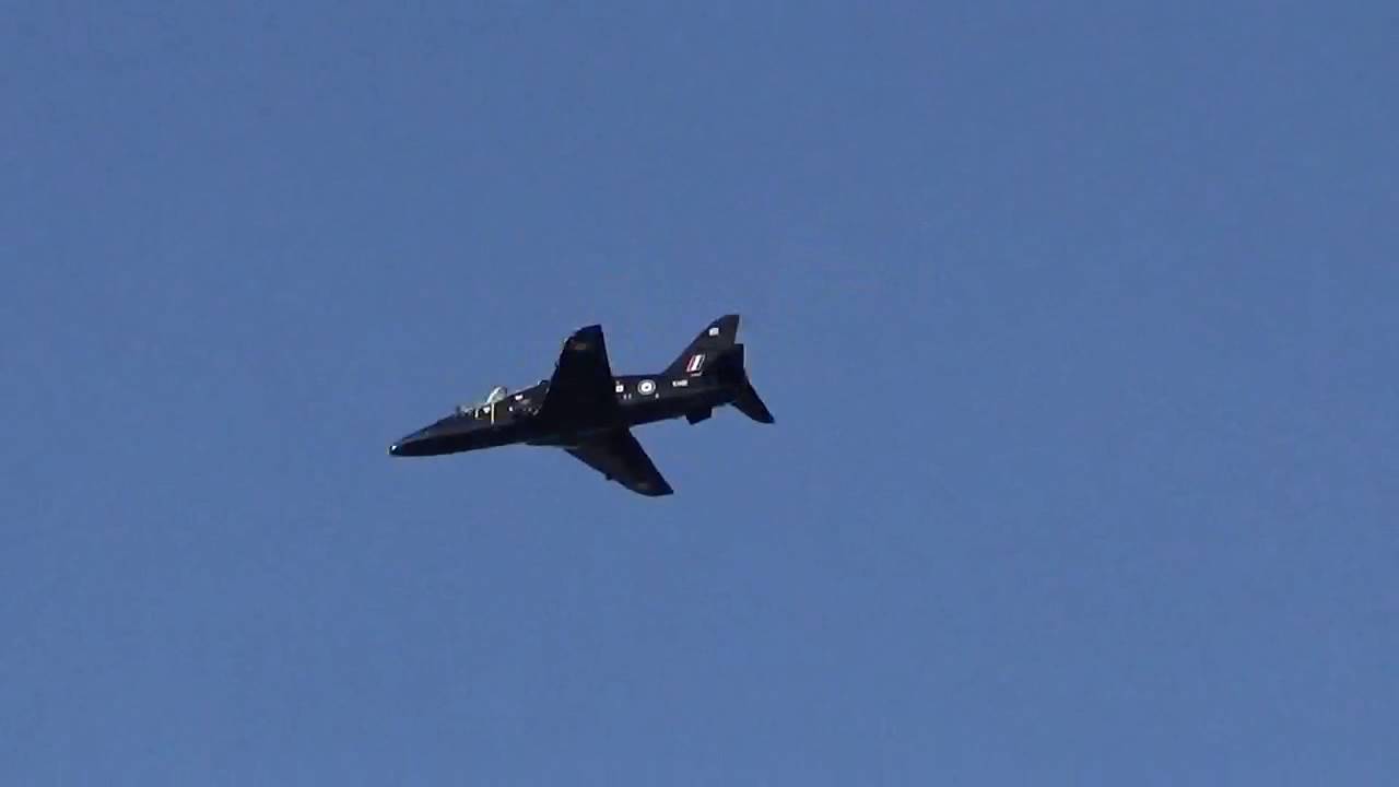 Hawk XX161 entering the circuit at RNAS Yeovilton 20 Oct 2015 - YouTube