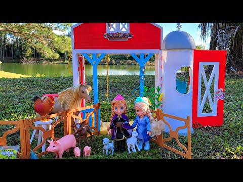 At the farm ! Elsa & Anna toddlers - Barbie - cute animals