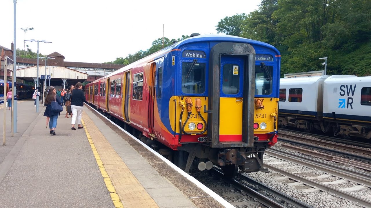 SWR Class 455 approaching & Class 450 departing Weybridge | 1/8/2023 ...
