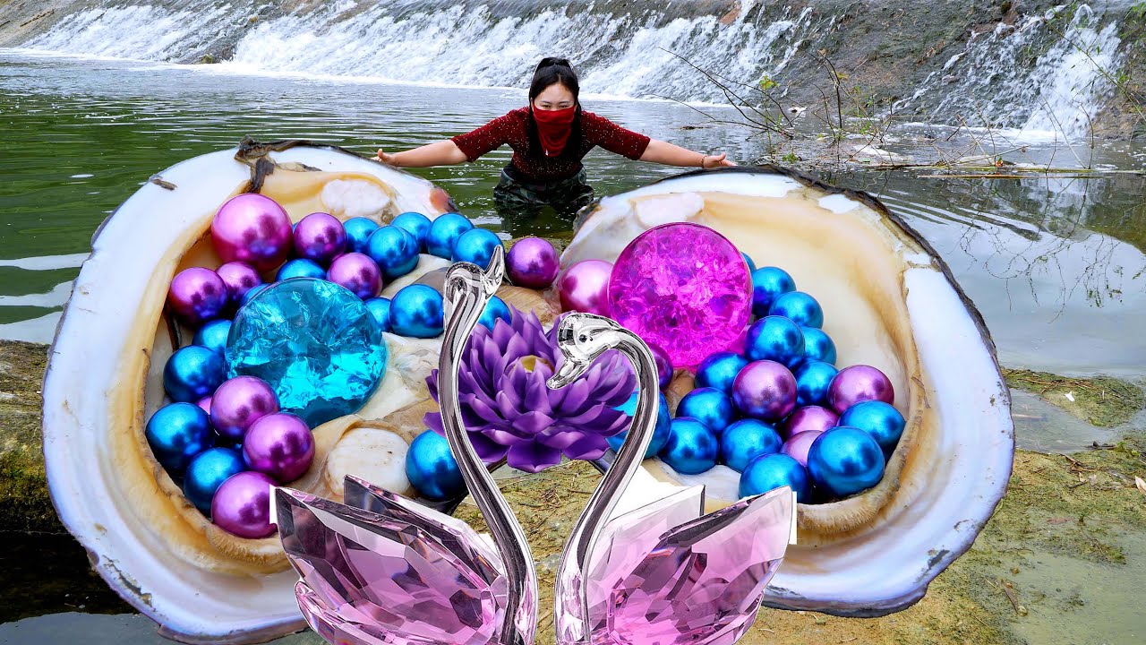 The girl pried open the giant clam, which nurtured countless beautiful ...