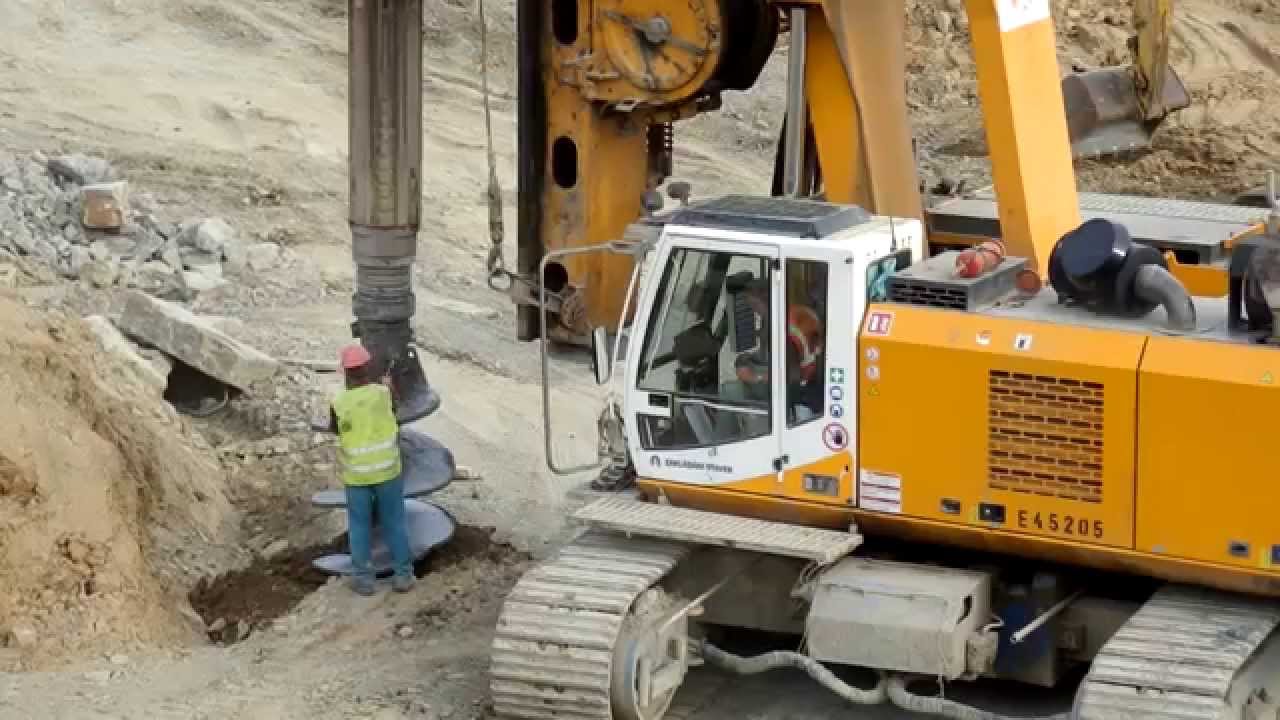 Bauer BG 36H cleaning end of pile - YouTube