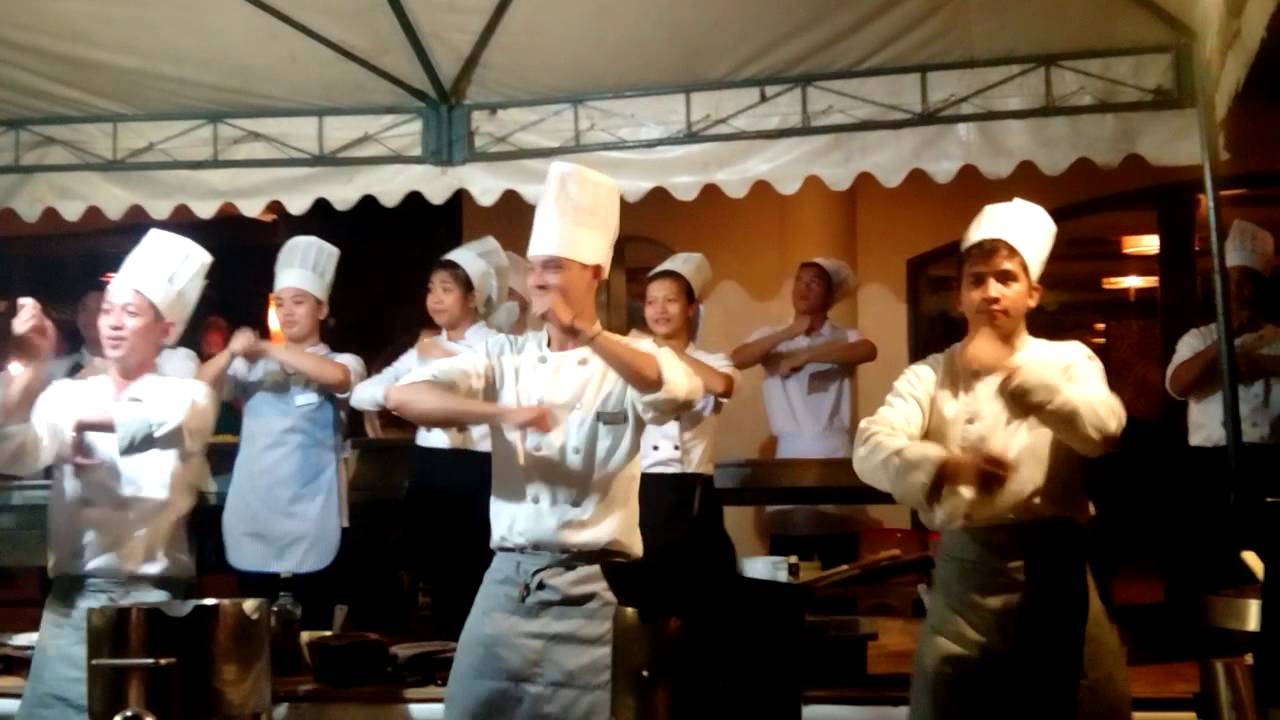 Boracay Dancing Chef's - Sea Breeze Cafe - YouTube