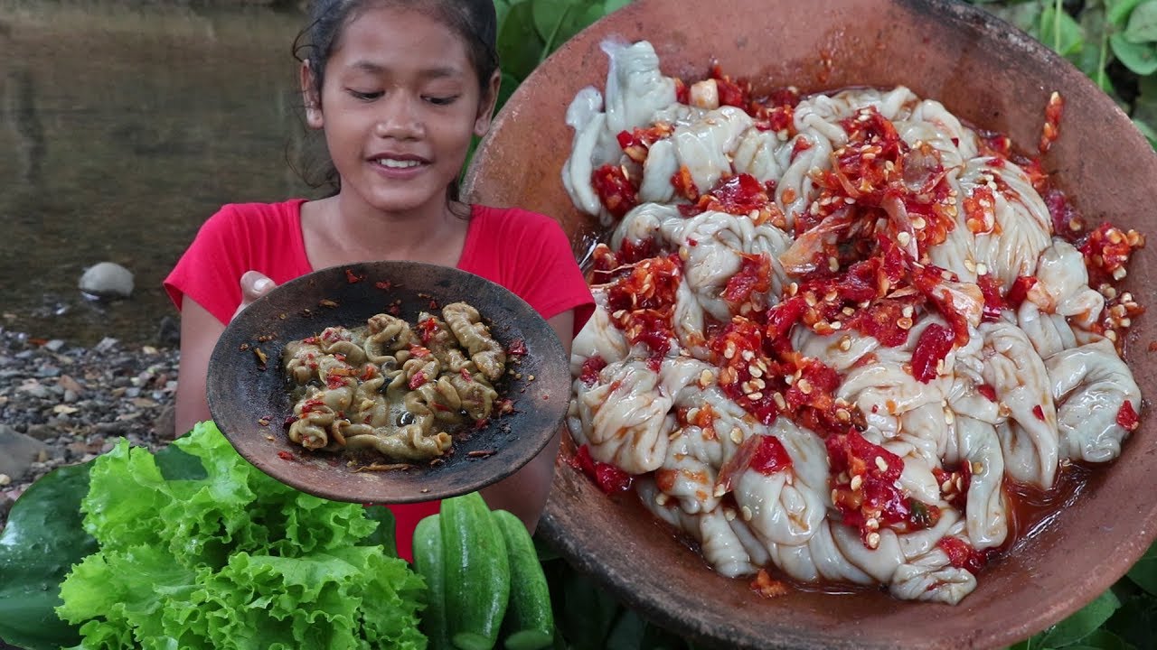 Yummy cook Pig intestine with Peppers for Eat delicious - Cooking Pig ...