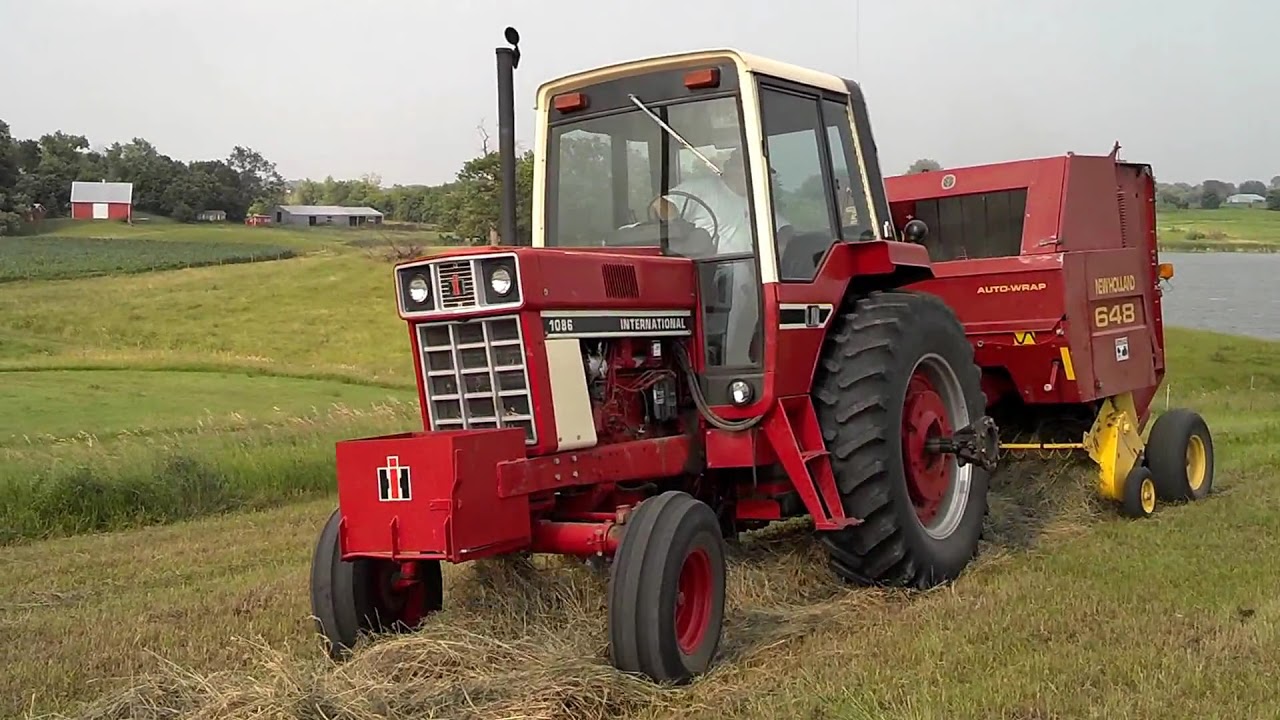 IH 1086 baling w/ NH 648 baler (part 2) - YouTube