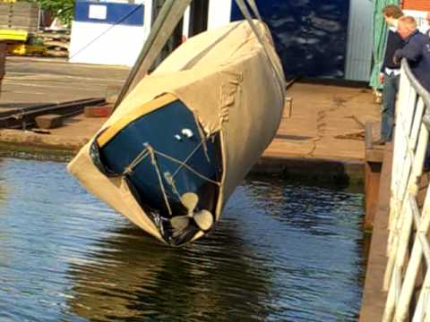 Boat No.2 hitting the water - YouTube