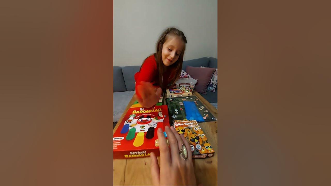 Elif oynuyor kanalı canlı yayında - YouTube