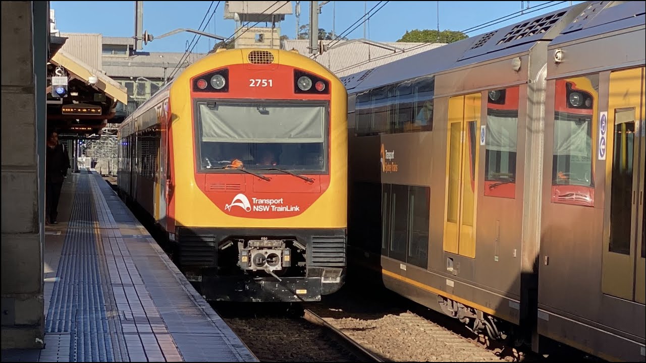 Hunter railcar arriving and departing Hornsby - Hunter railcar in ...