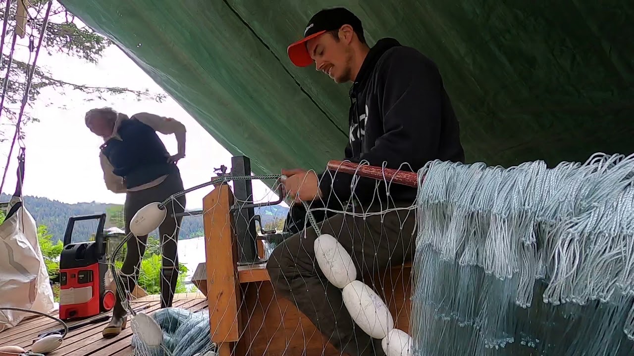 Hanging the gillnet - YouTube