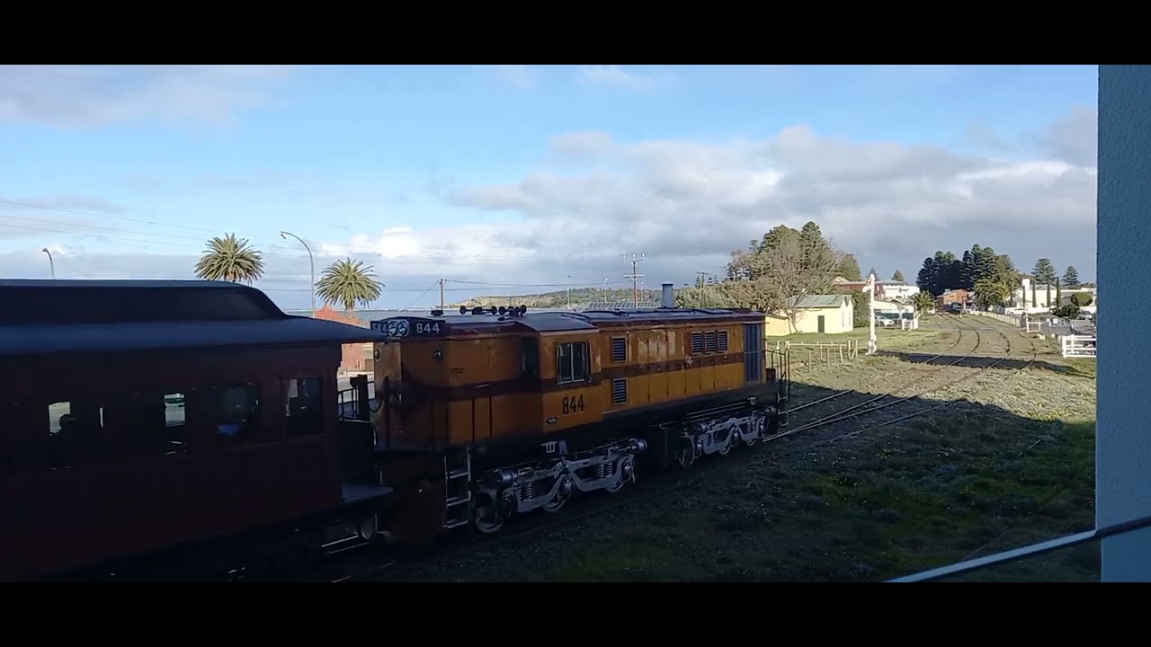 The Cockle Train goes through Victor Harbor with #844 - YouTube