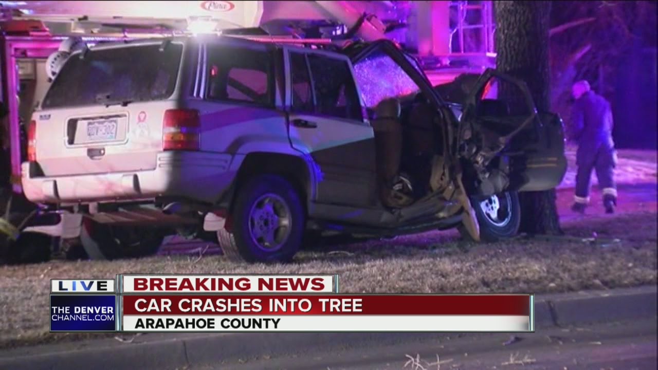 4 people hurt after Jeep crashes into tree - YouTube