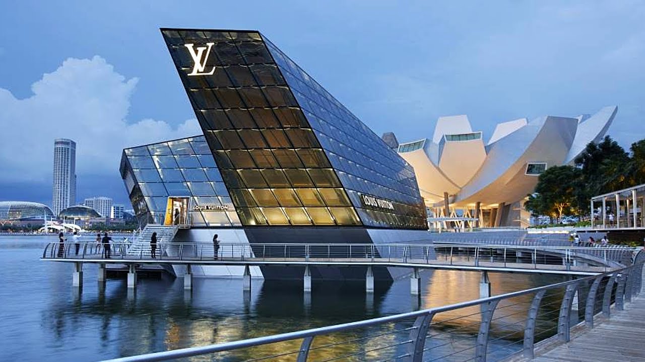 Grand View Of The First Louis Vuitton Floating Boutique - YouTube