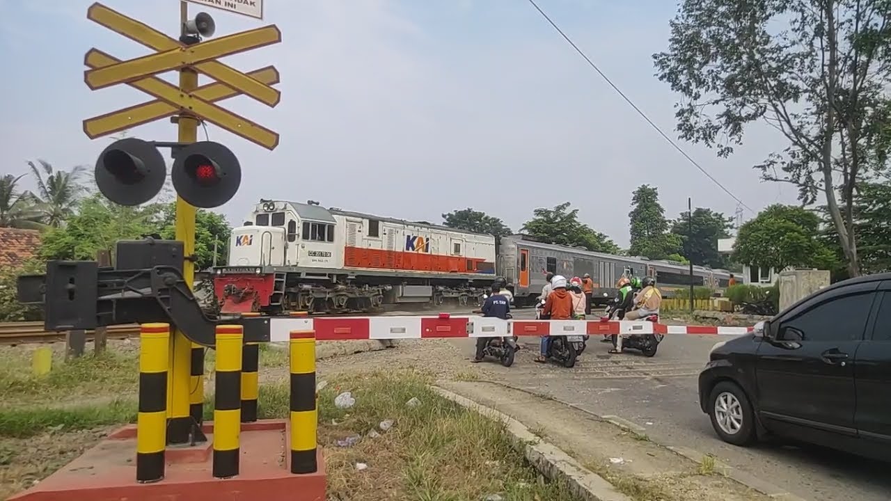 Palang Pintu Kereta Api || Railroad crossing || KA KUTOJAYA UTARA 🇲🇨 7 ...