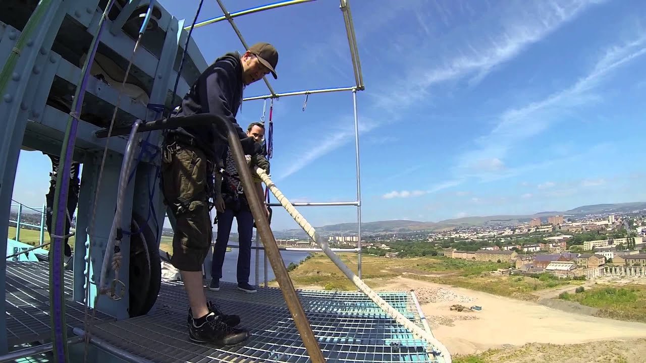 Steven Dancy doing matrix style bungee jump at titan crane clydebank ...