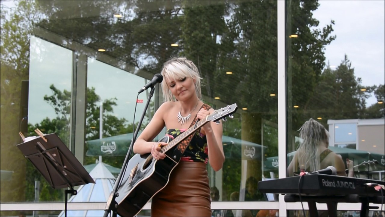 Leeni - Maailma on sun ja Wonderwall cover - YouTube