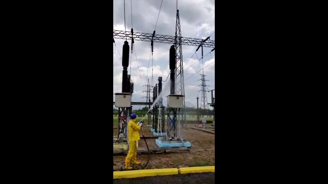 500kV substation polluted insulators live washing - YouTube
