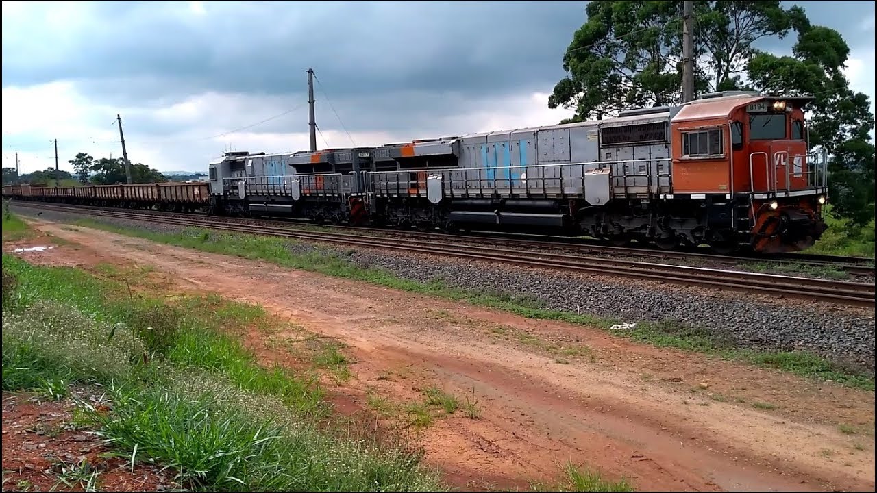 Locomotivas EMD GT46 AC da VLI Logística no trem de Bauxita vazio em ...