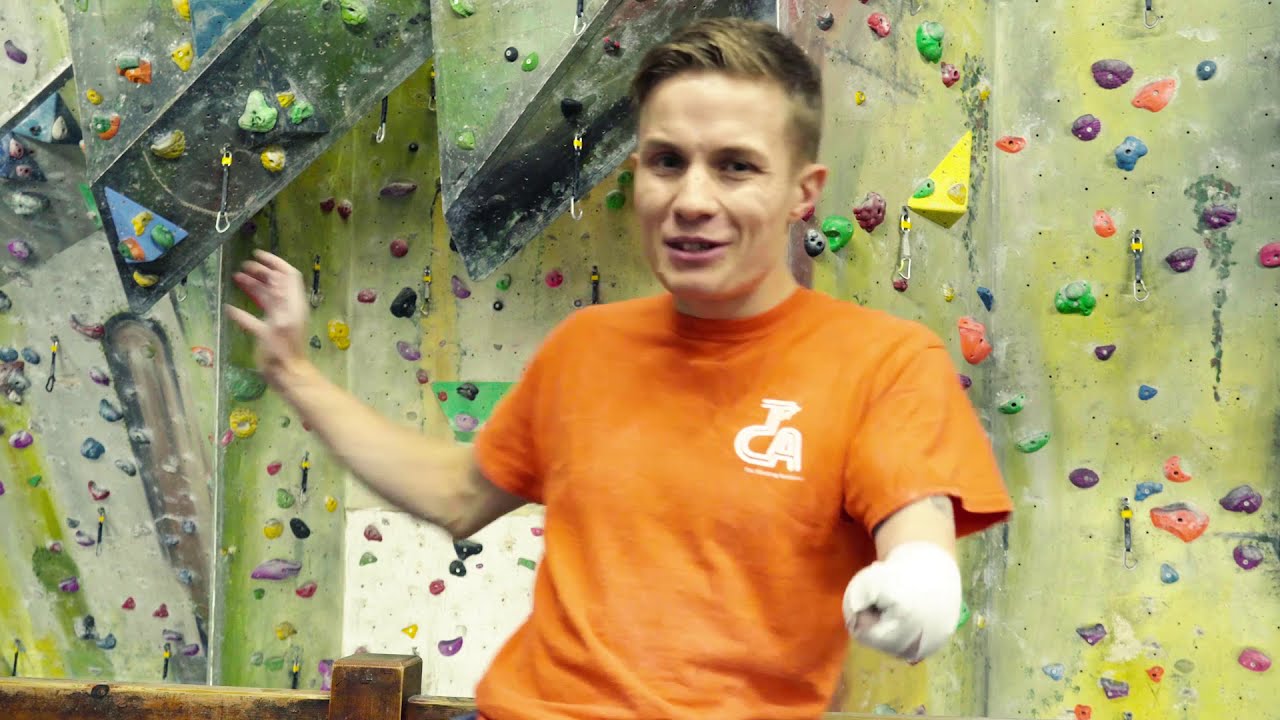 Lead climbing with only one hand - YouTube