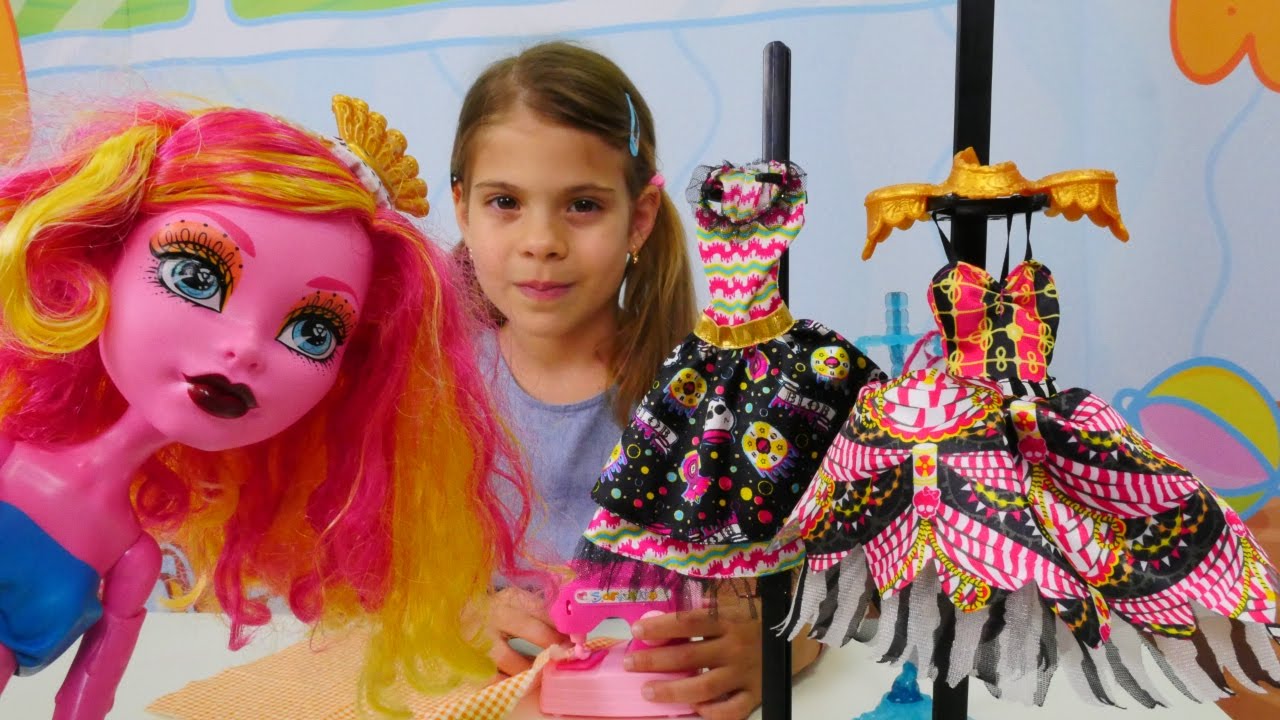 Monster High Elis'in dükkanında alış veriş yapıyorlar - YouTube