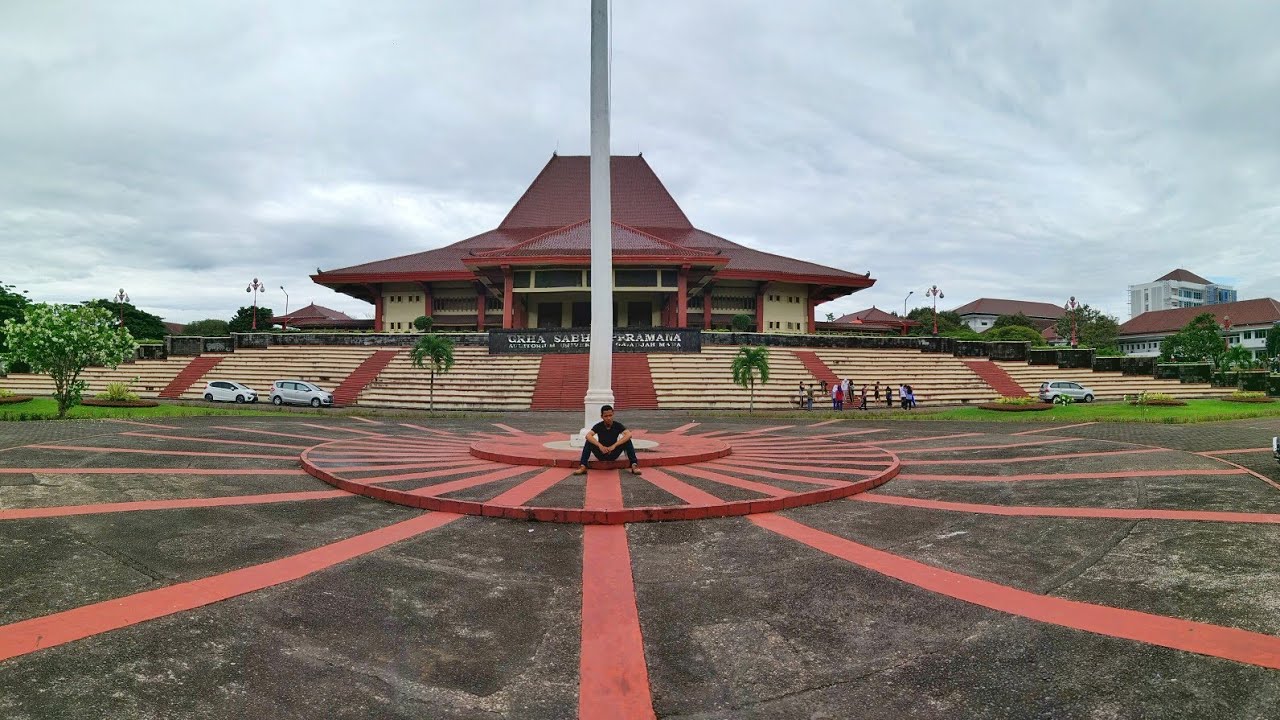 Keliling di UGM (Universitas Gadjah Mada) Yogyakarta - YouTube