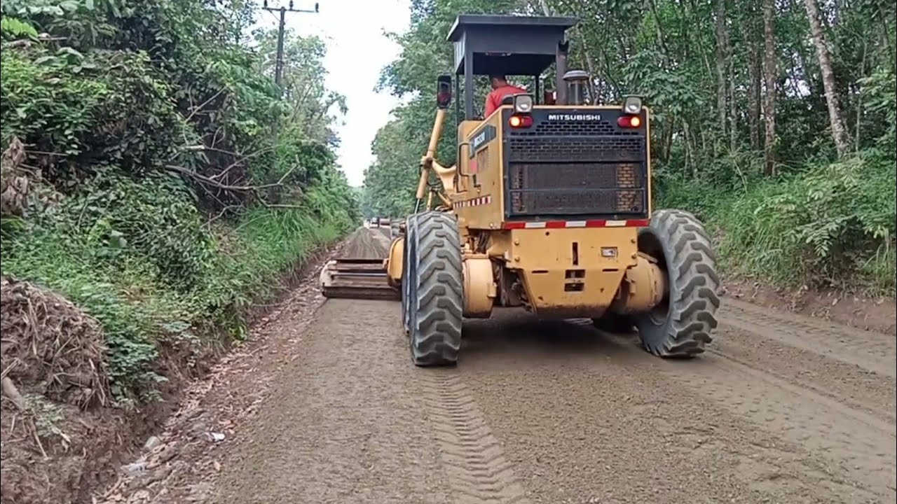 How to spread and shape stone edges to be neat using a motor grader ...