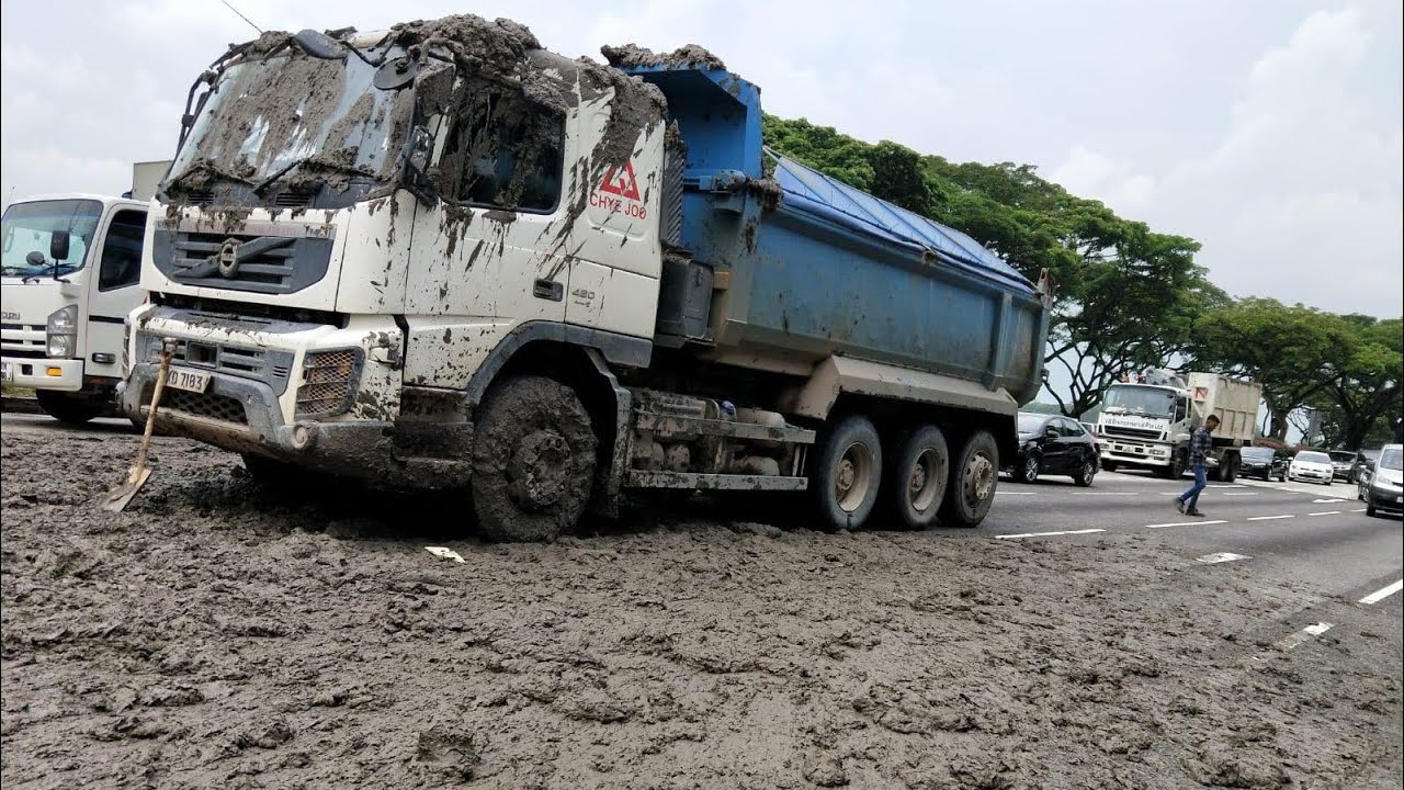 9oct2018 tipper truck spill its load of sludge and blocked all 3 lanes ...