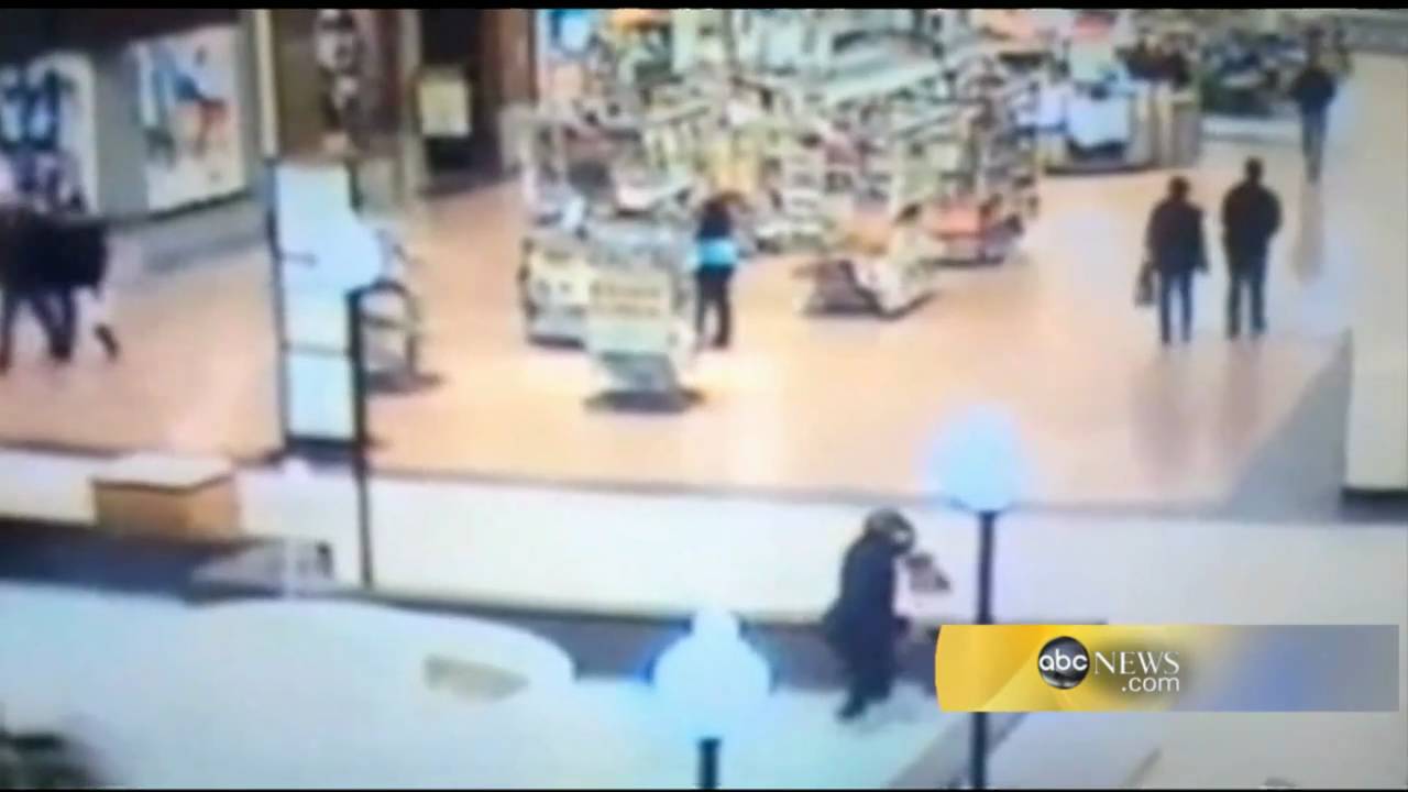 Woman Falls in Mall Fountain While Texting - YouTube