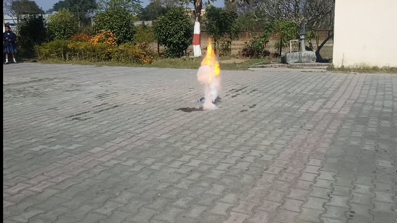 Reaction of sodium with water - YouTube