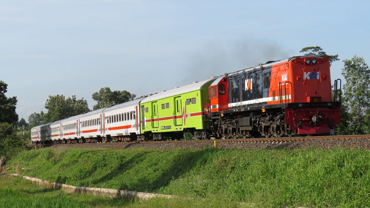 LIVERY BELANG KERETA API RAJABASA - YouTube