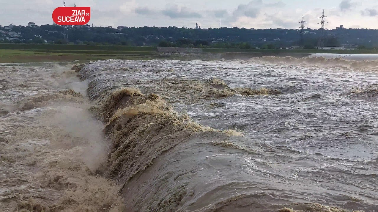 Fenomen natural inedit. Râul Suceava face spume - YouTube