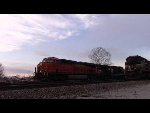 BNSF #6767 leads a NS manifest through Tateville, KY - YouTube