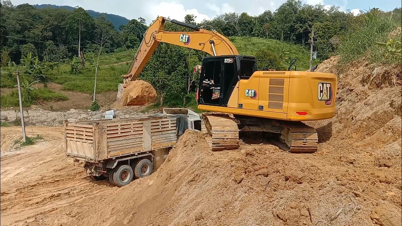 แม็คโครตักดินใส่สิบล้อ แม็คโคร CAT 323 GC - YouTube