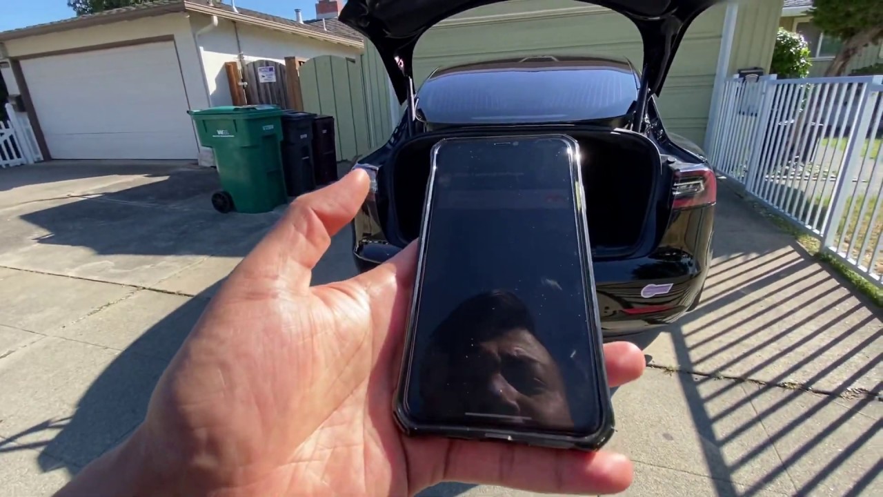 Tesla - Siri command to open and close the trunk - YouTube